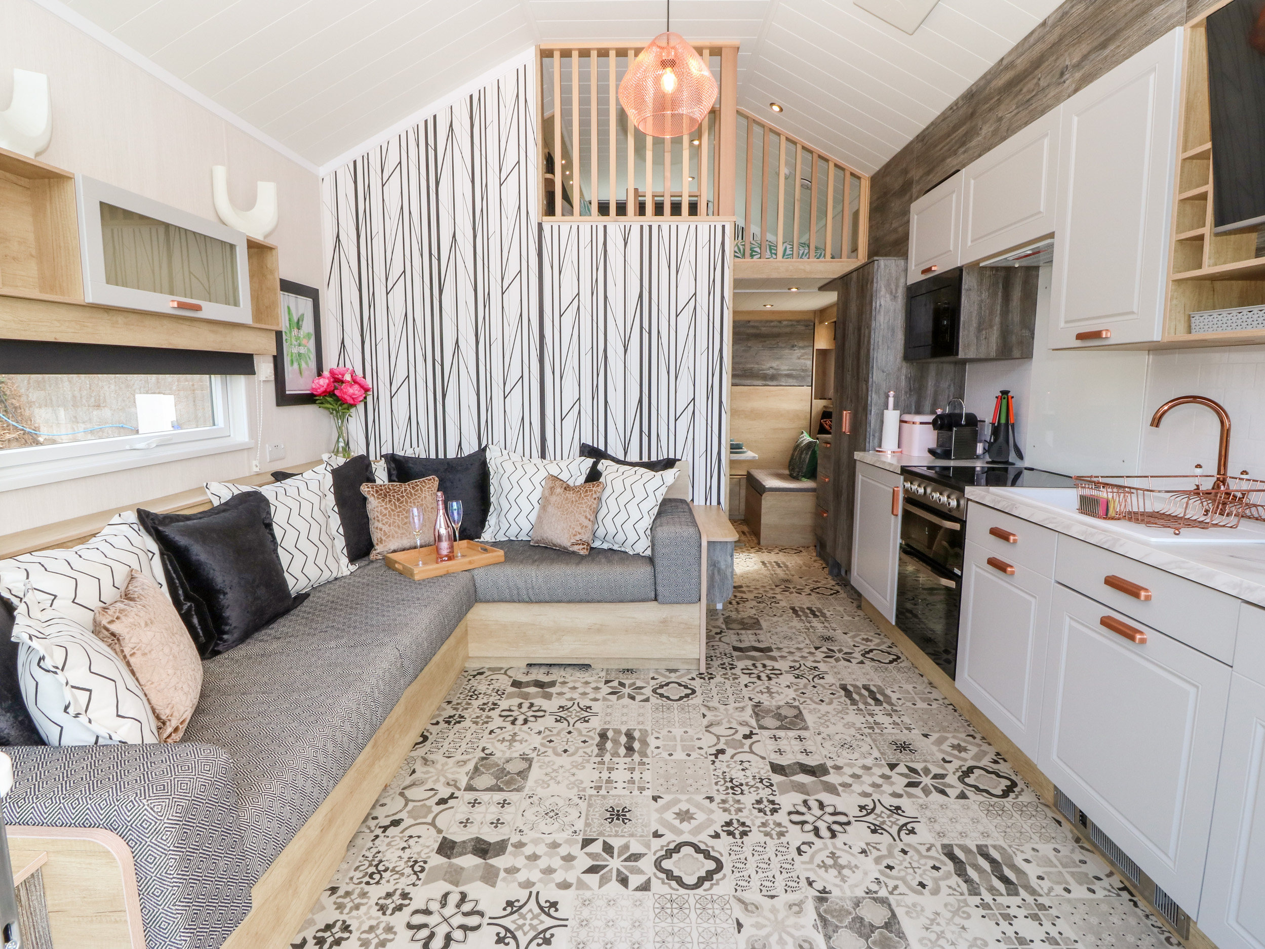 Posh Pod, Cemaes Bay - Dog Friendly Holiday Cottage in Anglesey