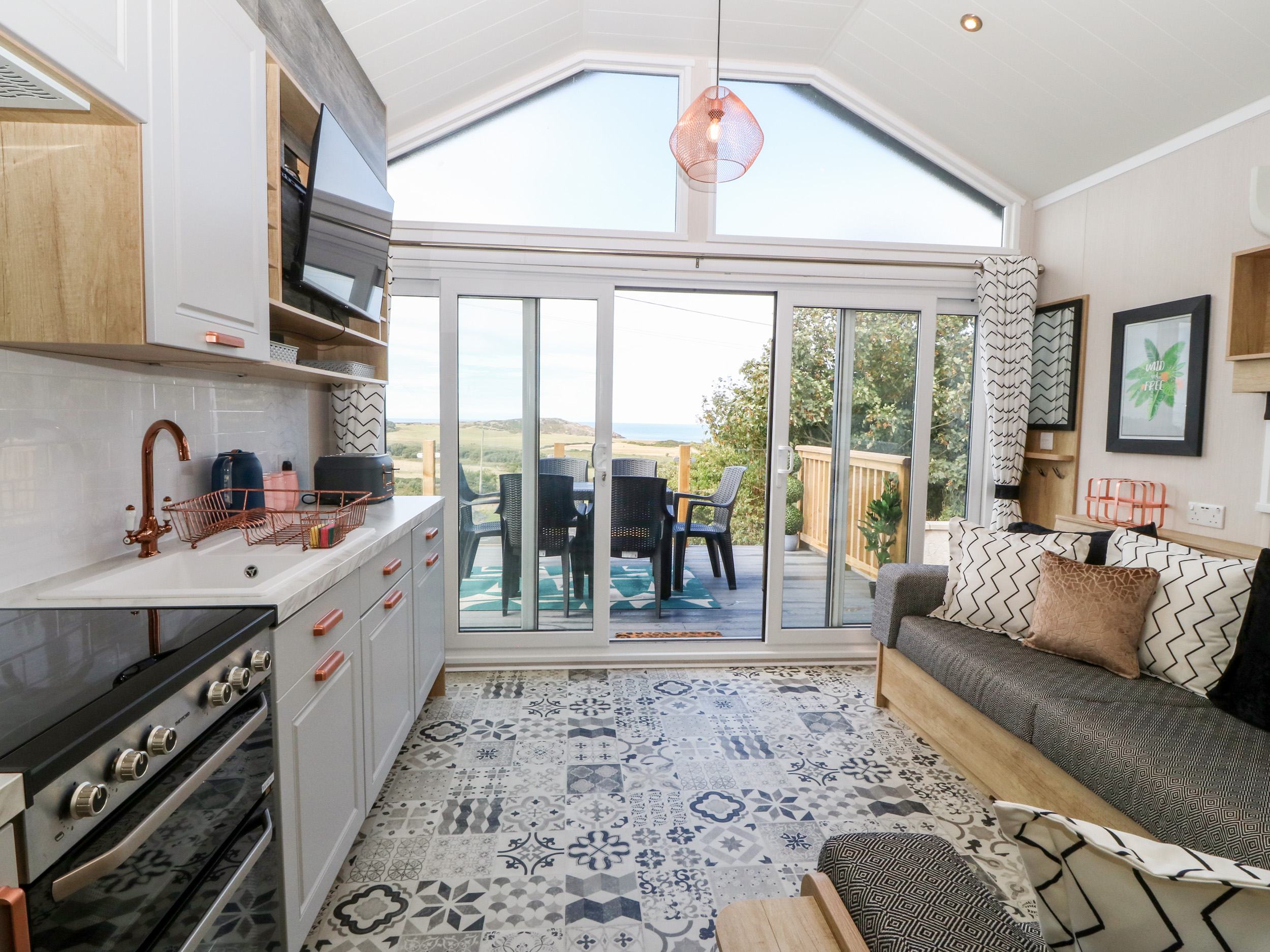 Posh Pod - Dog Friendly Holiday Cottage in Cemaes Bay - Anglesey - Wales
